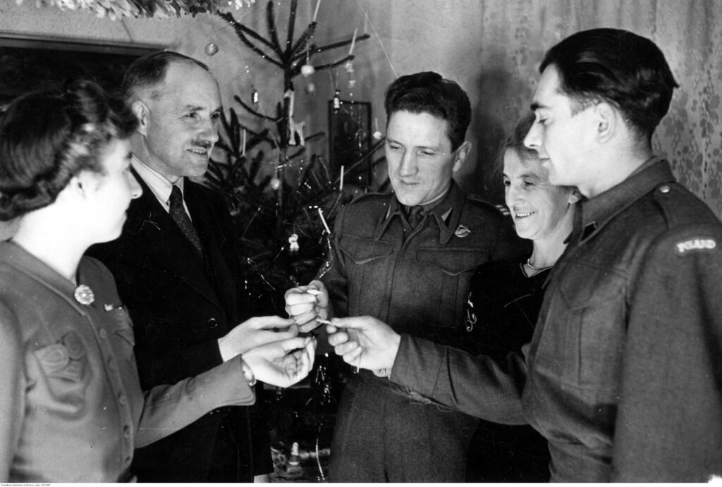 Sharing of Oplatek on Polish Christmas Eve - Polonia Institute