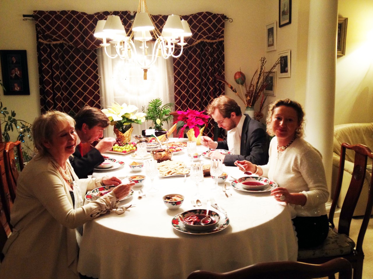 Sharing of Oplatek on Polish Christmas Eve - Polonia Institute